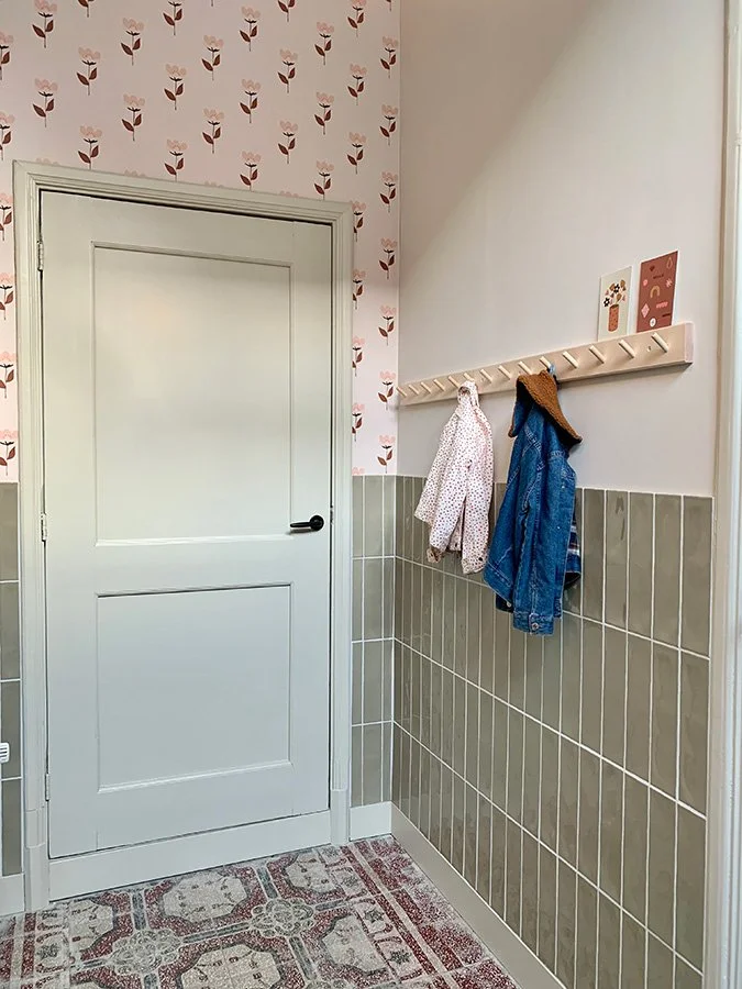 Funky walls? Discover this wallpaper-richt apartment! | SCANDIBOOM