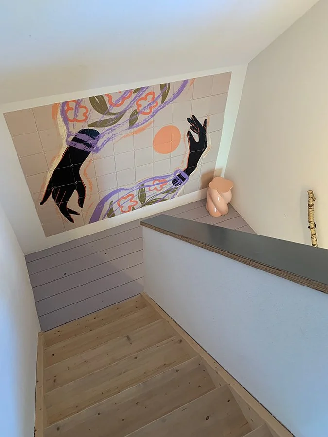 Funky walls? Discover this wallpaper-richt apartment! | SCANDIBOOM