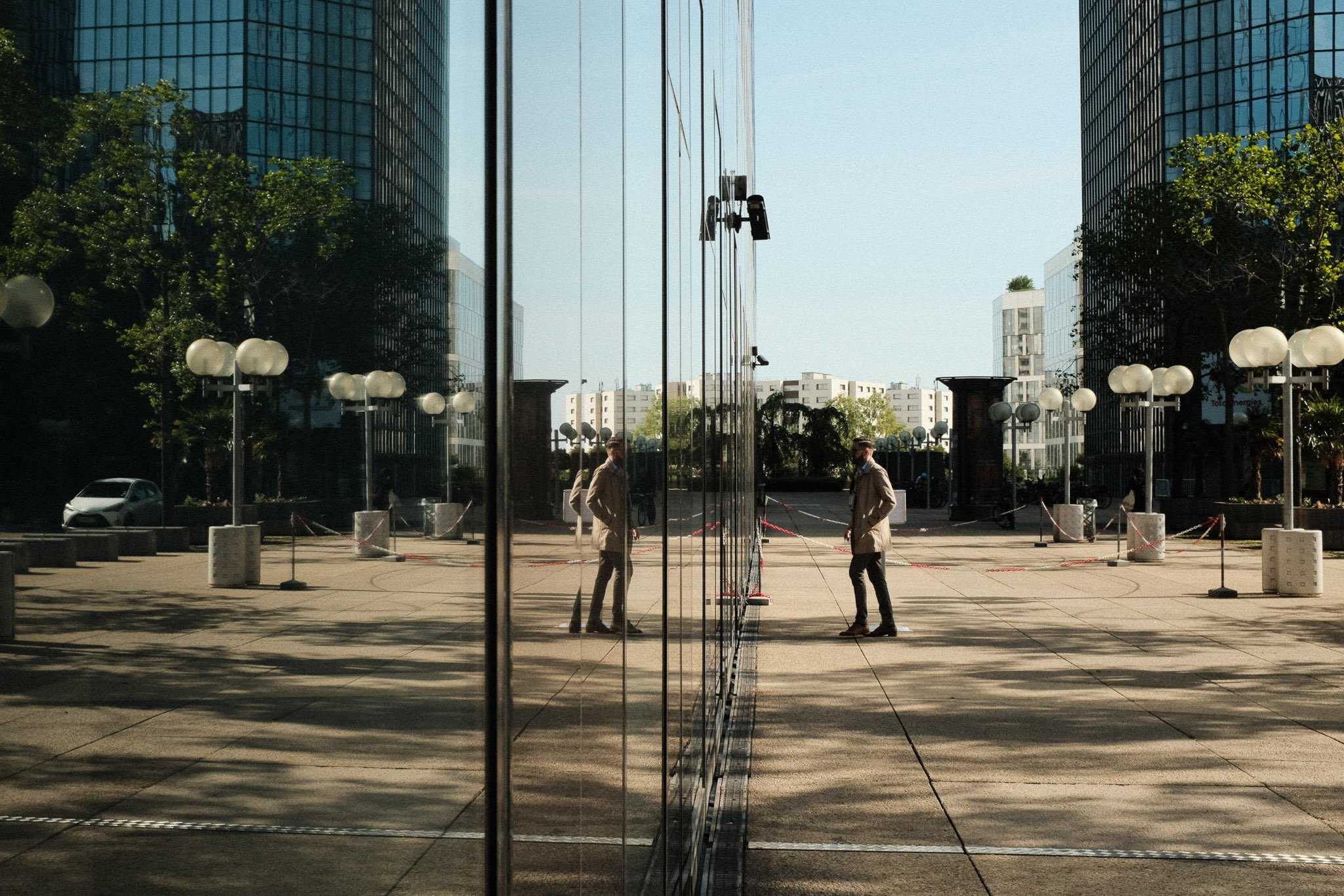 La Défense, un moderno quartiere dove l'architettura crea spazi, linee ...