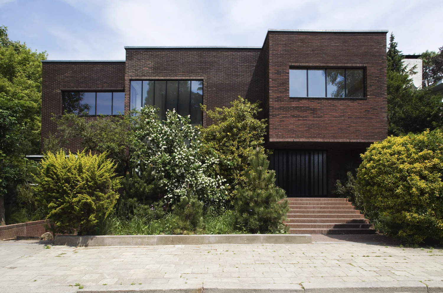 Modernistic villa with garden & pavilion — Bart & Pieter