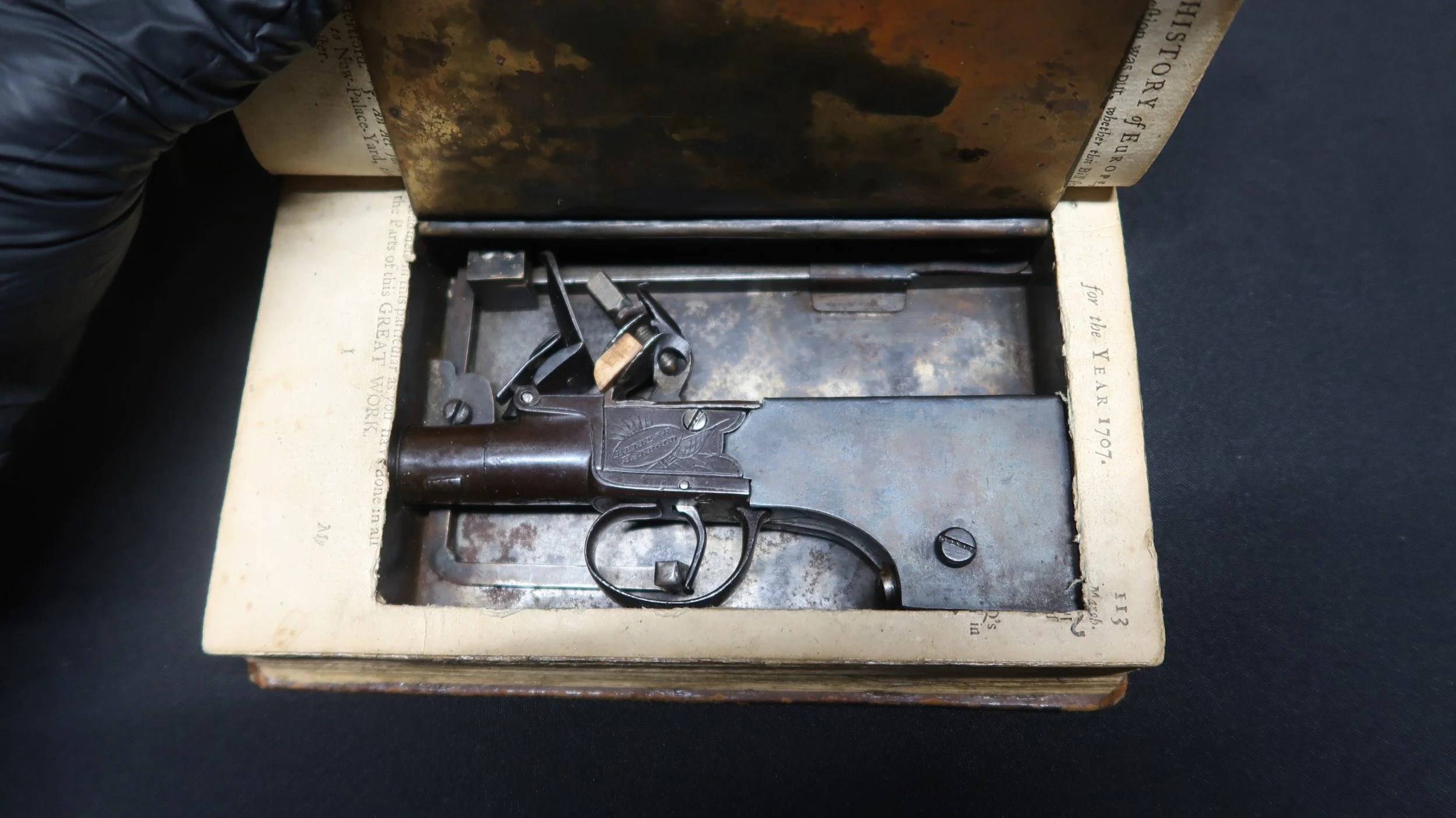 Flintlock Handgun IN A BOOK - Early 19th Century Book Gun - Espionage ...