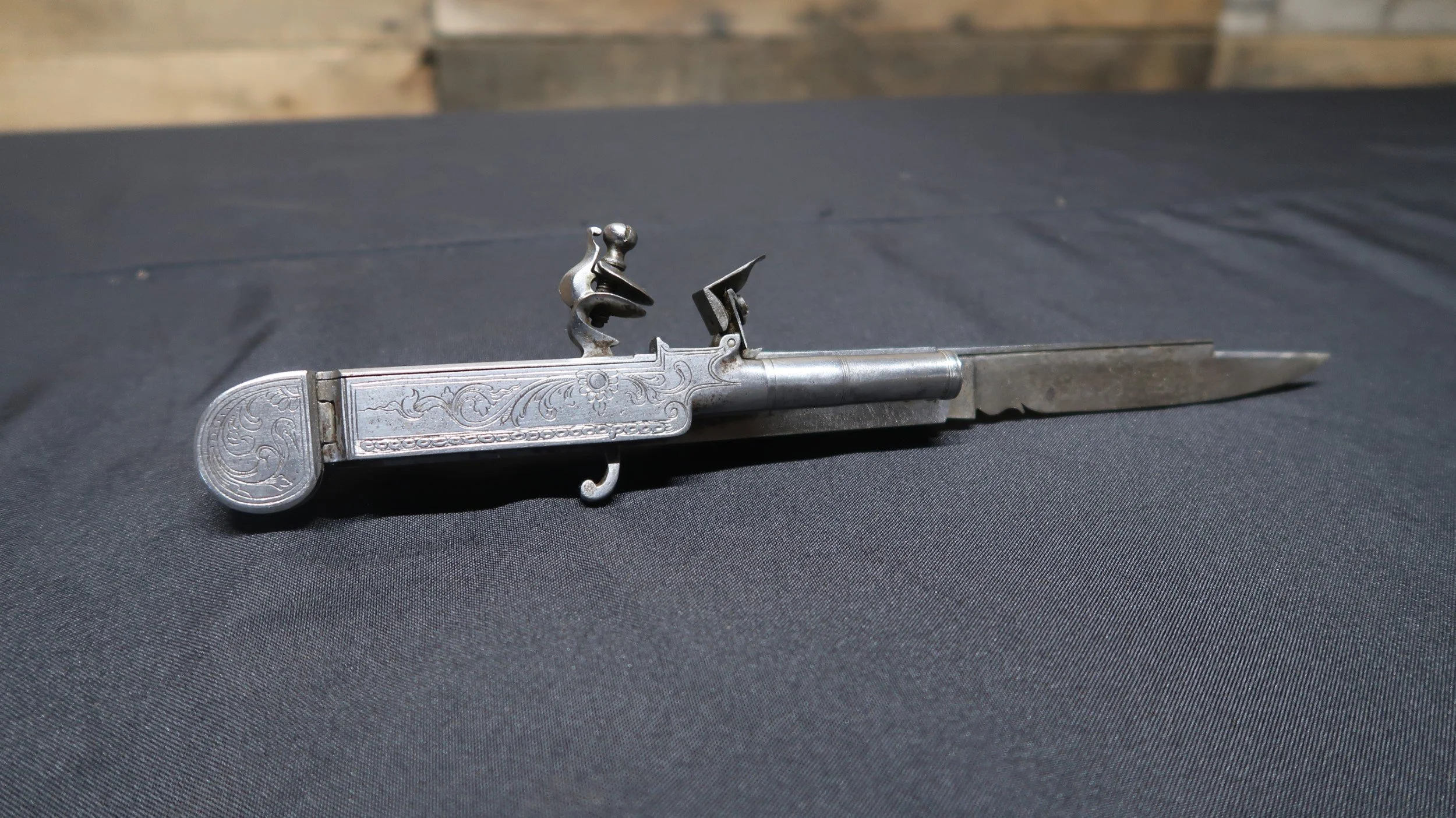 My new favorite muzzleloading pocket knife - Boxlock FLINTLOCK pistol ...