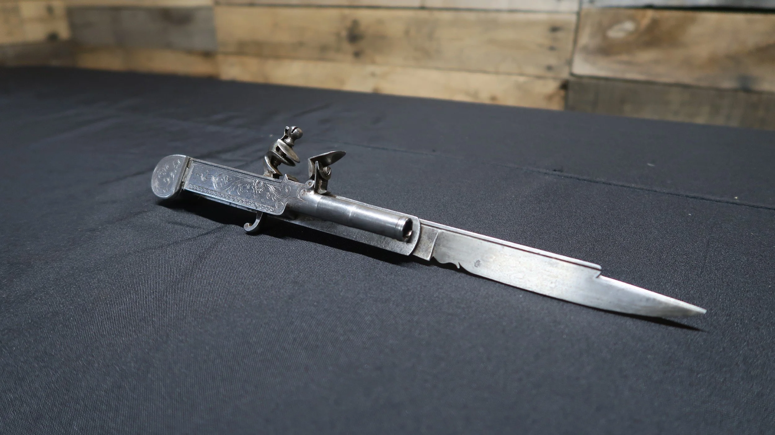 My new favorite muzzleloading pocket knife - Boxlock FLINTLOCK pistol ...