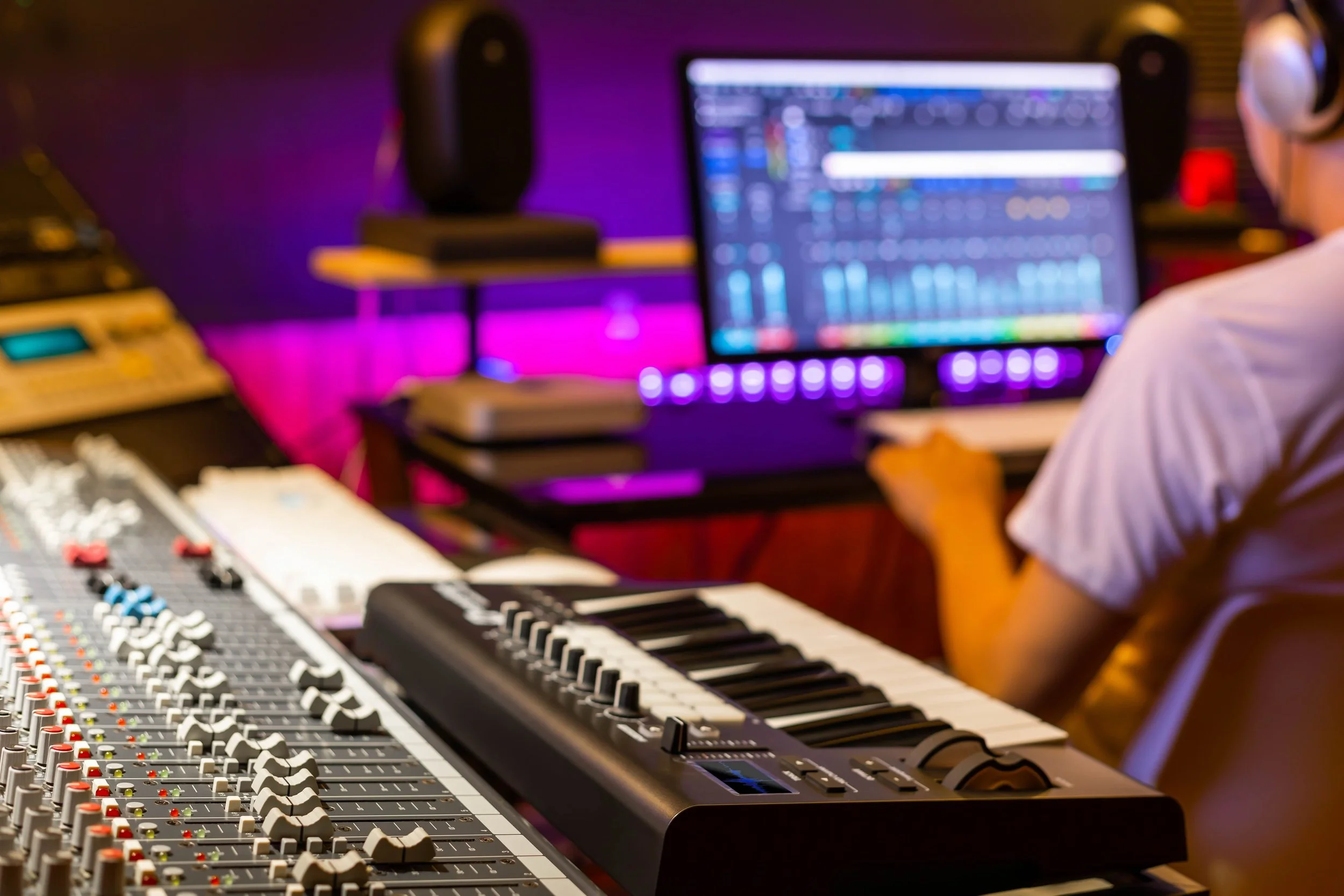 Being an Independent Artist vs. Signed to a Label: Pros & Cons for ...