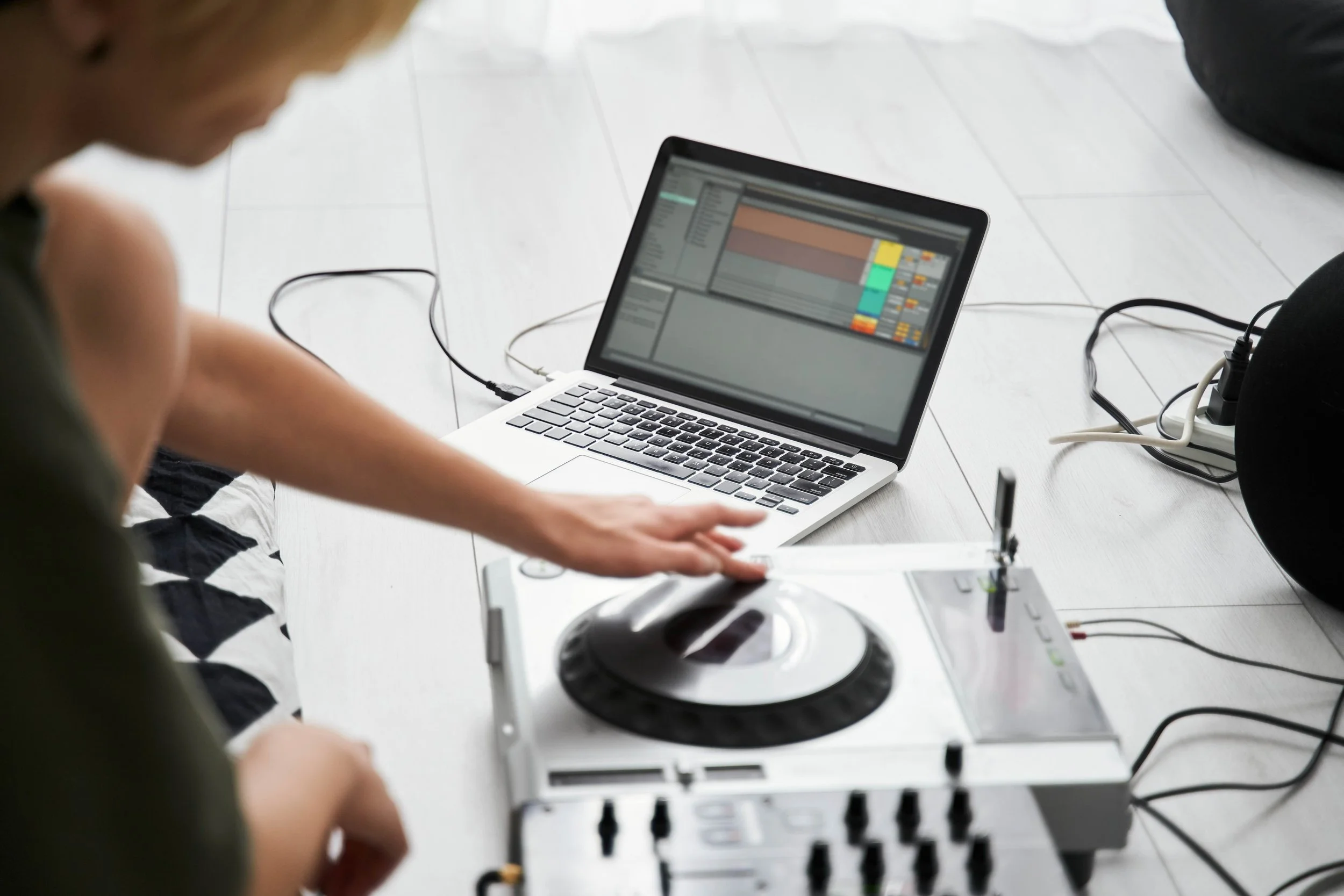 Being an Independent Artist vs. Signed to a Label: Pros & Cons for ...
