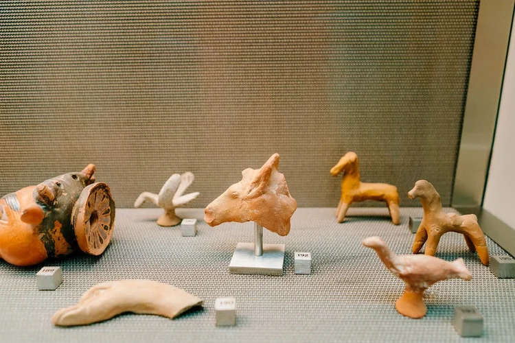 The world of Greek clay figurines