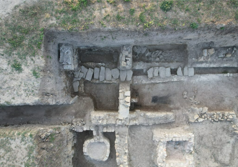 Photos reveal the discovery of an ancient Roman "fridge" that contained ...