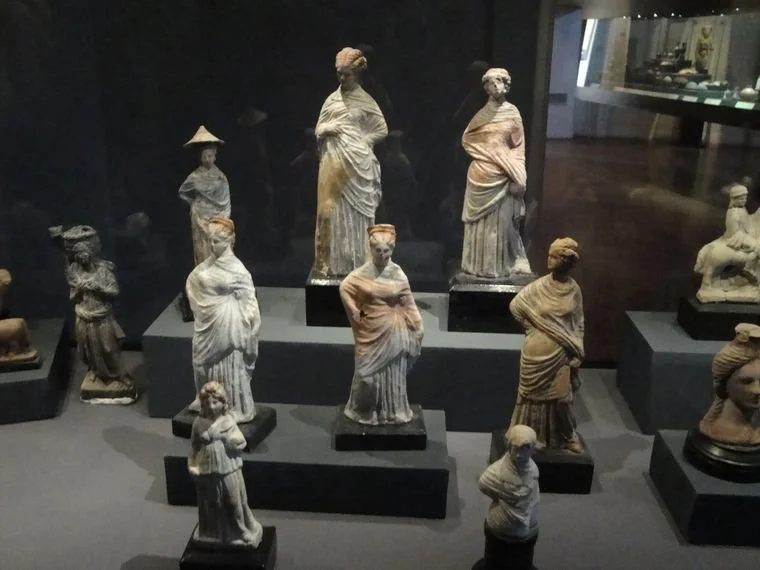The world of Greek clay figurines