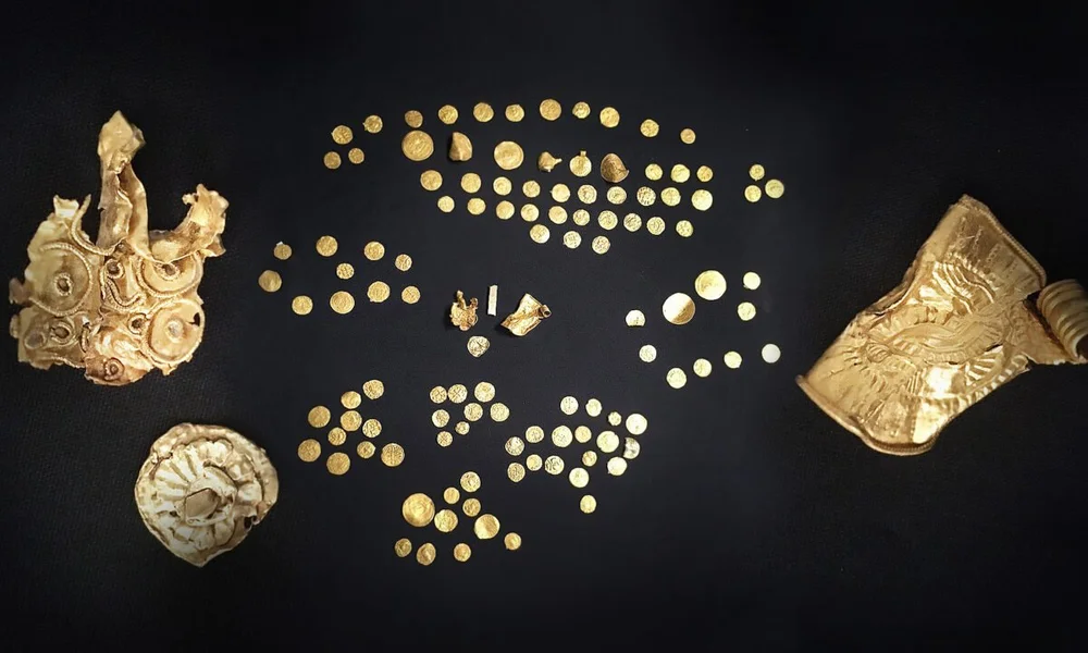 Metal Detectorists Uncover 1,400-Years-old Largest Hoard of Anglo-Saxon ...