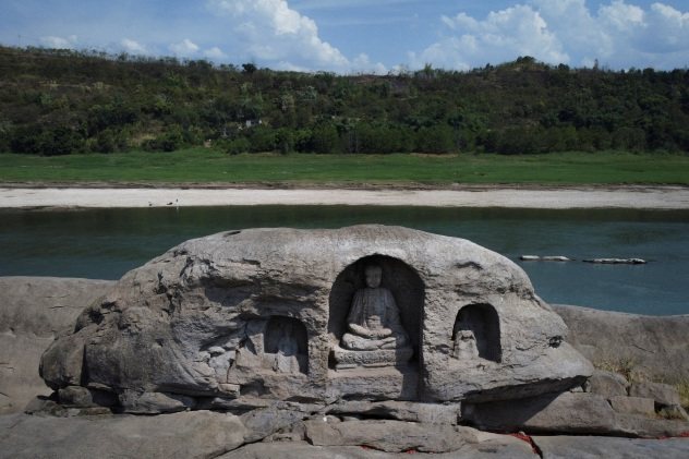 Plunging Yangtze River unveils 600-year-old statues