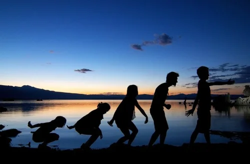 How do early modern humans differ from ancient humans?
