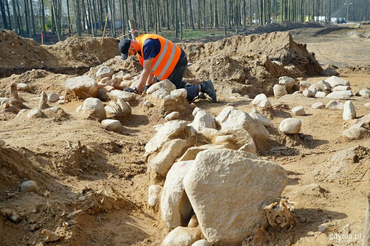 2,500-Year-Old Tombs Discovered in the Most Unexpected Place — A Rare ...