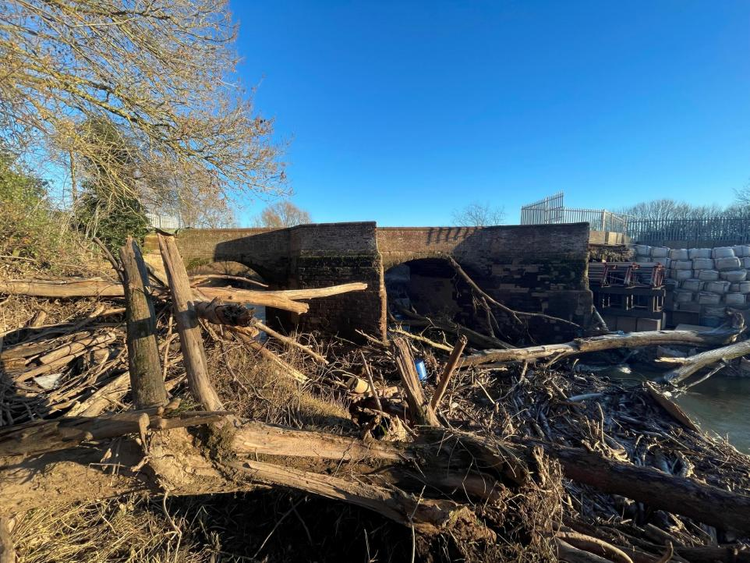 Powick Old Bridge delay over removing driftwood and trees
