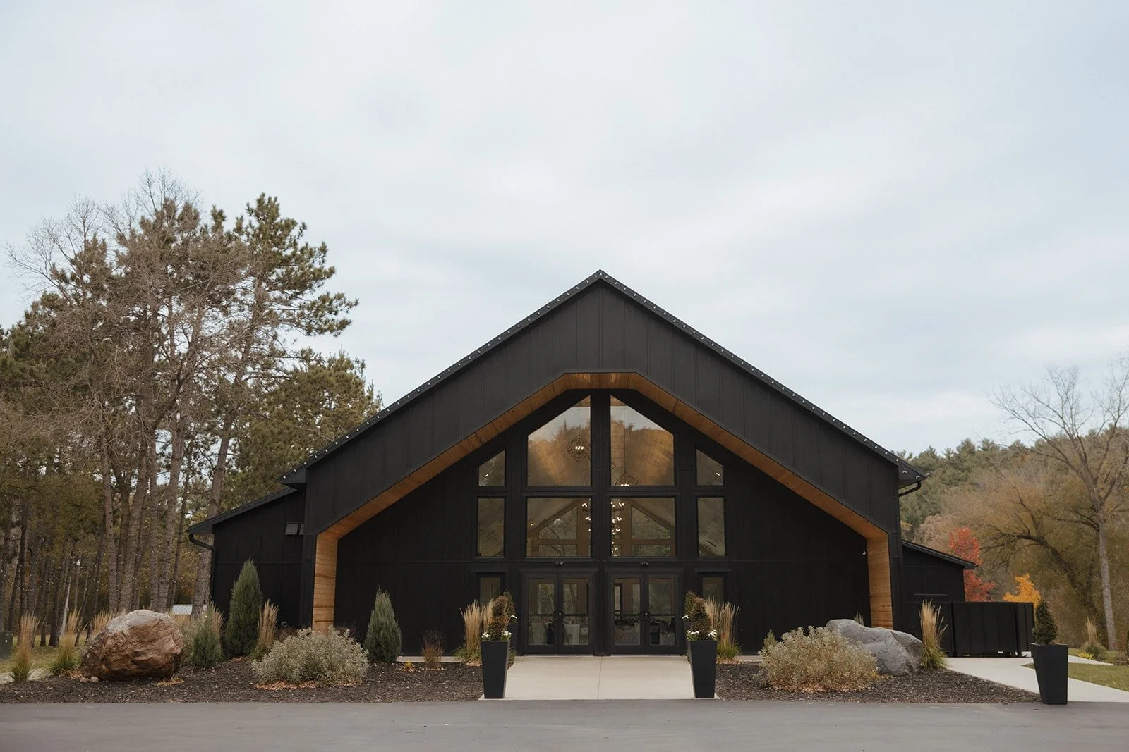 A Timeless Black and White Fall Wedding at La Pointe Events — MN + WI ...