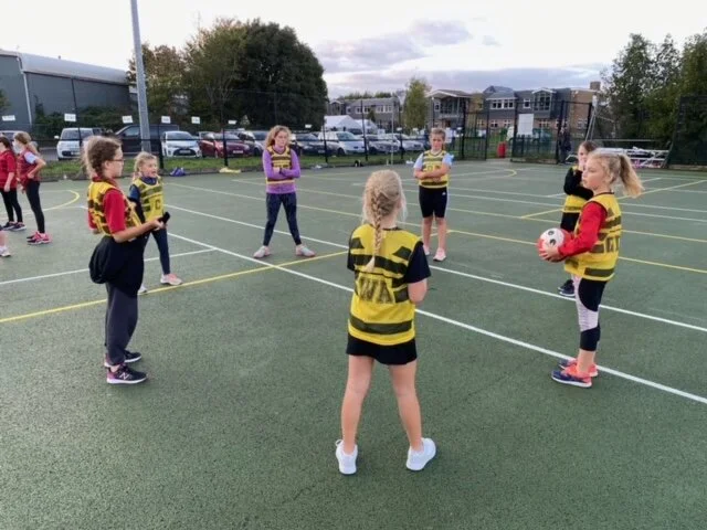 Bee Netball — Footloose Netball Club