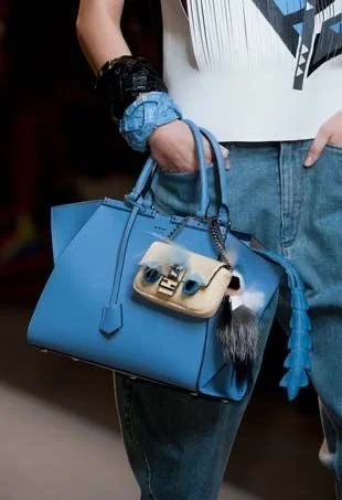This is how you'll style your bags for spring — martinamanca.com