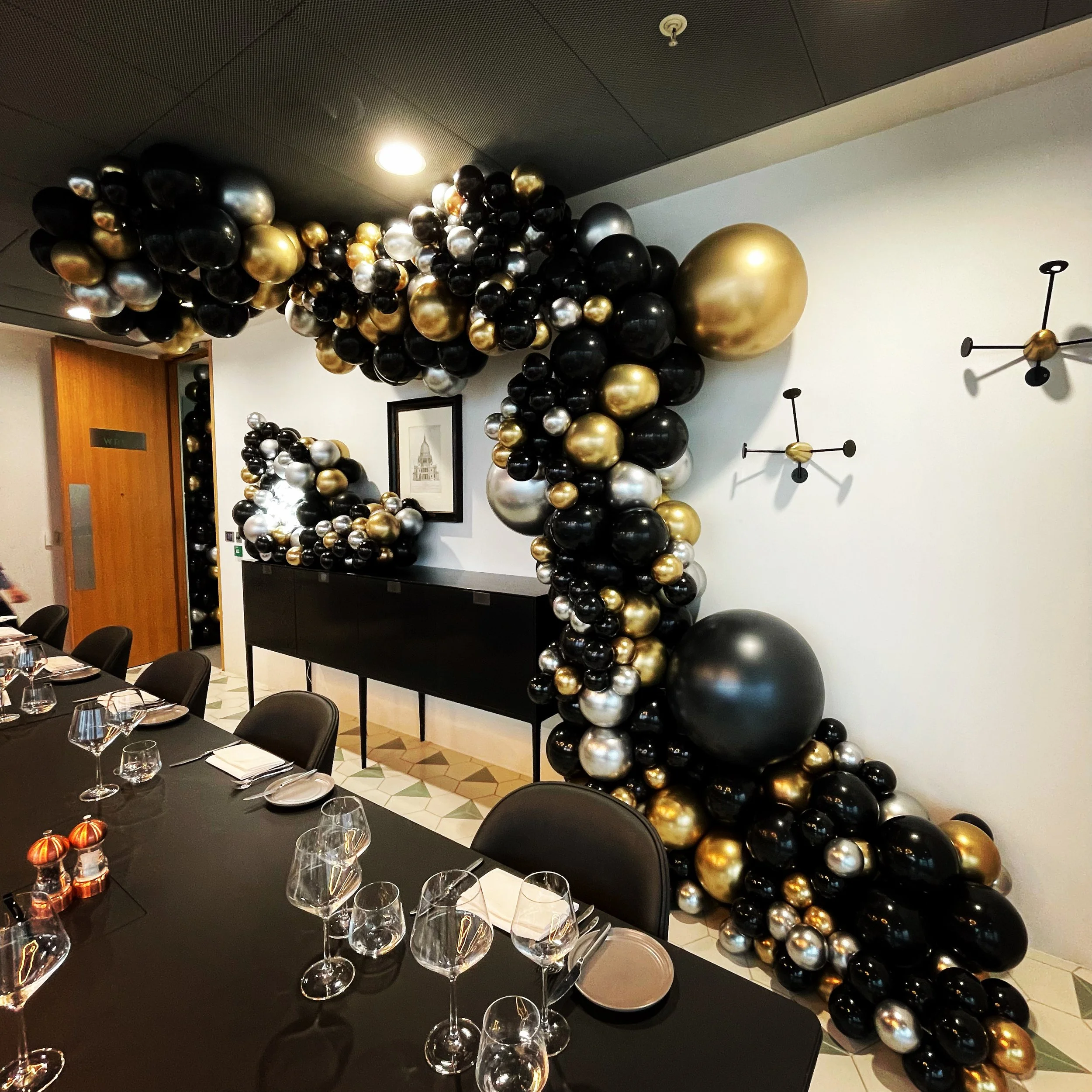 London Balloons - Helium Balloon Delivery & Balloon Installations