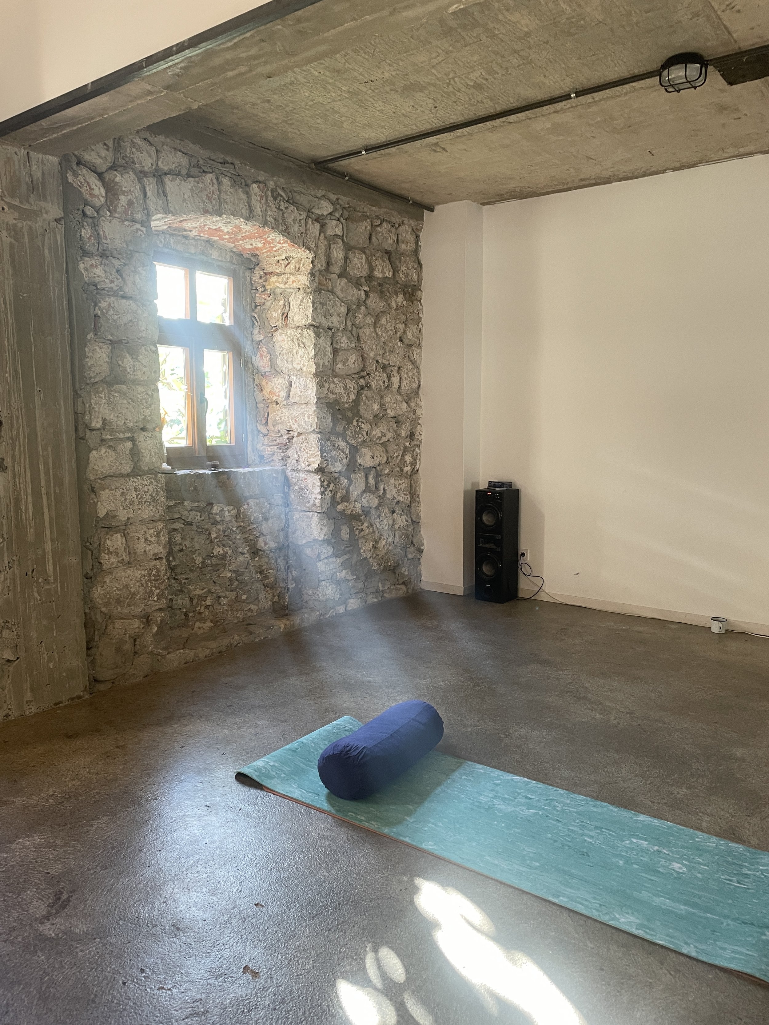 Yoga & breathwork with Lizzie.