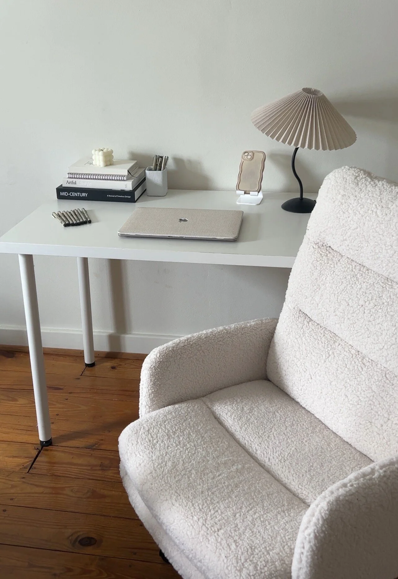 Aesthetic Desk Setup For The Cozy Minimalist (A Desk Tour) — nikki lo