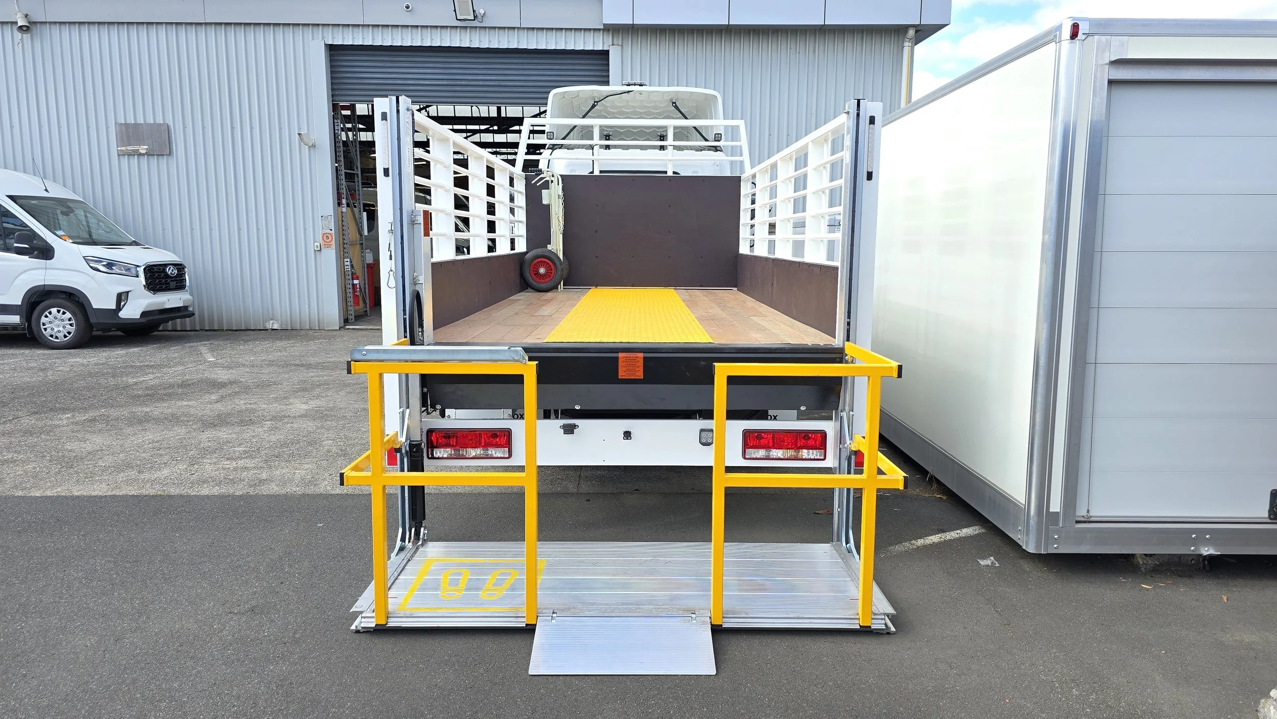 TAIL LIFT — COOL BOX NZ