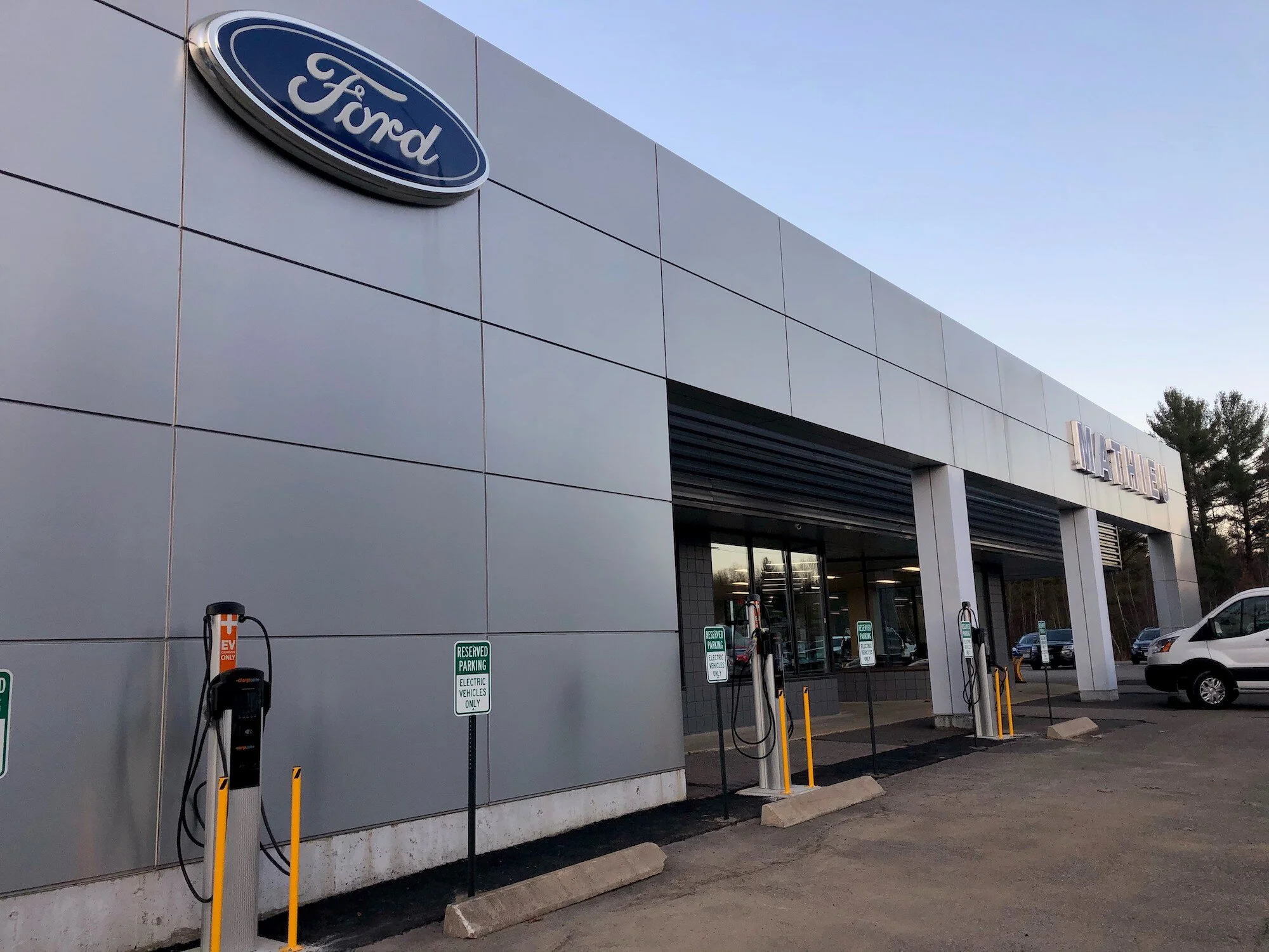 Commercial Electric Vehicle Charging Stations | Earthlight