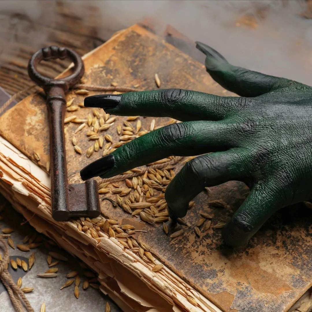 Eri Leigh Fantasy Books | A Queen's Game