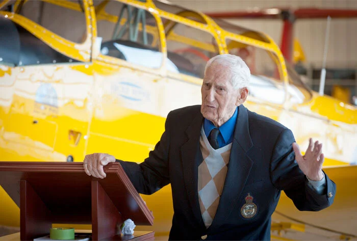 ARCHIE PENNIE — Un bref au revoir — Vintage Wings of Canada