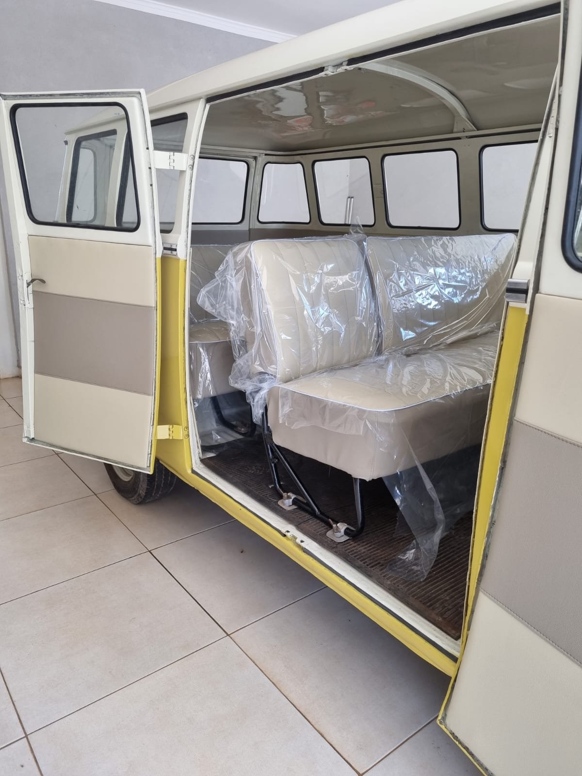 T1 split window bus 1975 — Brazilian Classic Cars