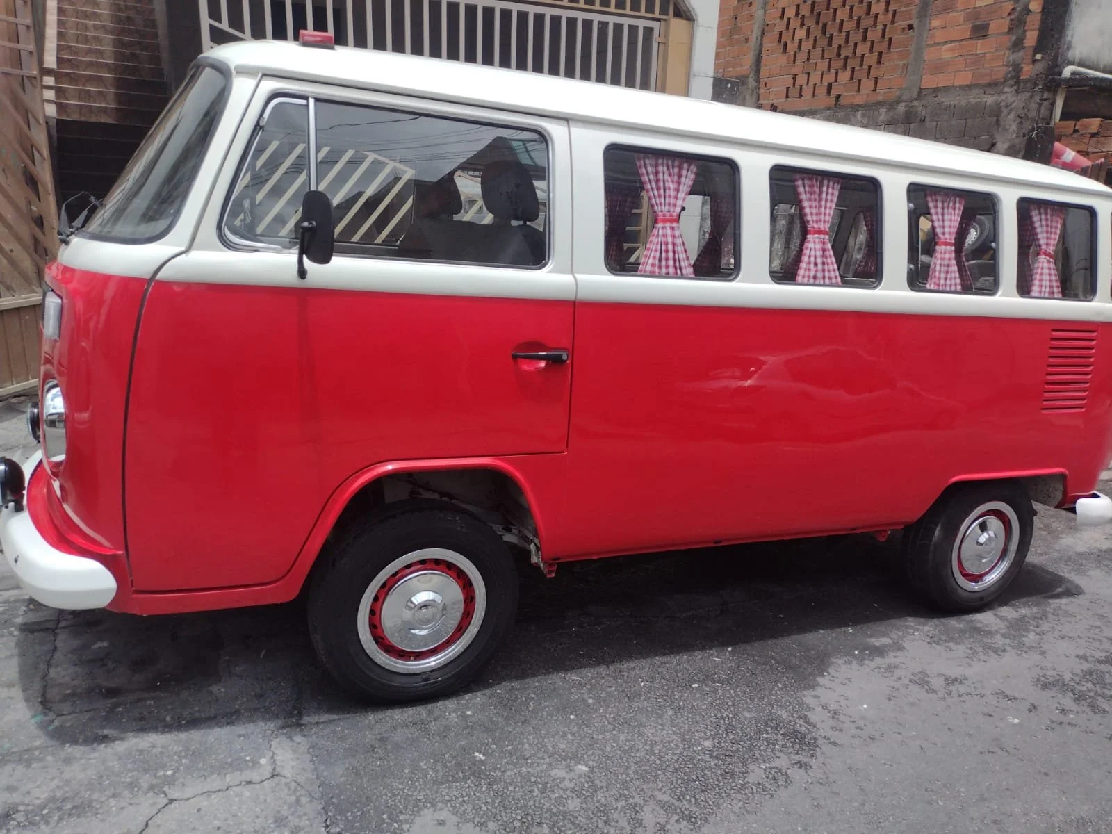 Type 2 red VW baywindow for sale — Brazilian Classic Cars