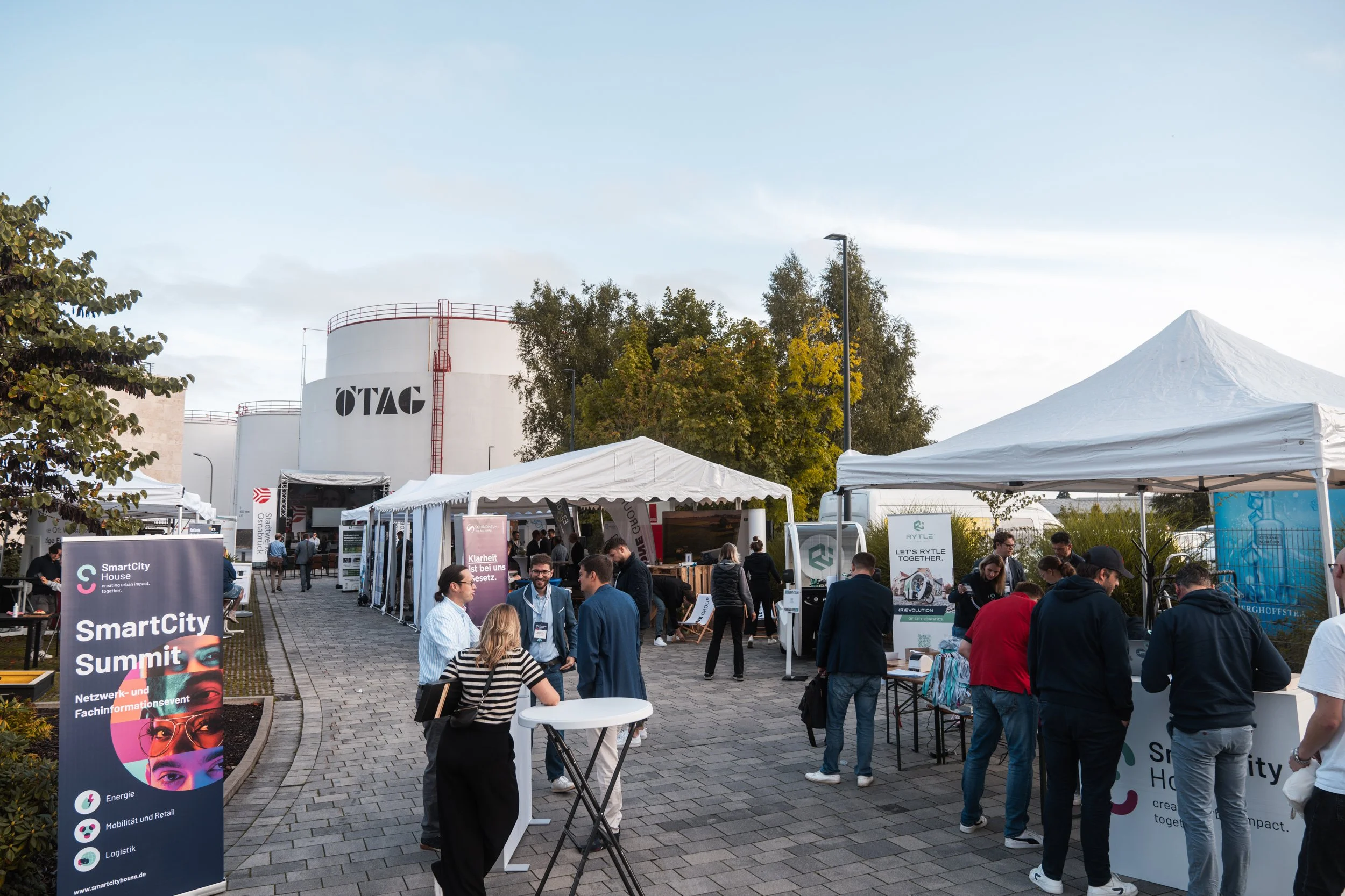 Netzwerken mit Entscheider:innen und Unternehmen auf dem ...