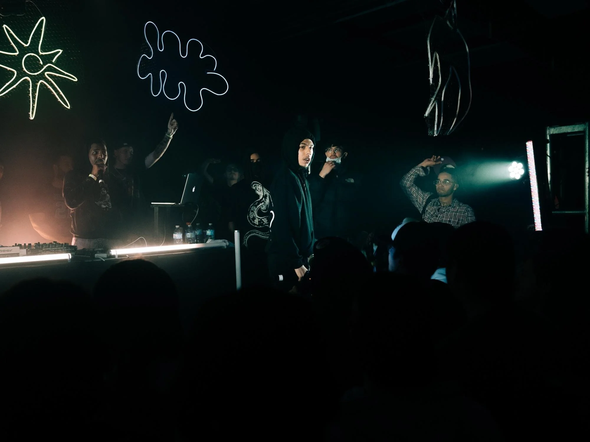 Mike Shabb et Izuku - Fréquences locales — Ausgang Plaza