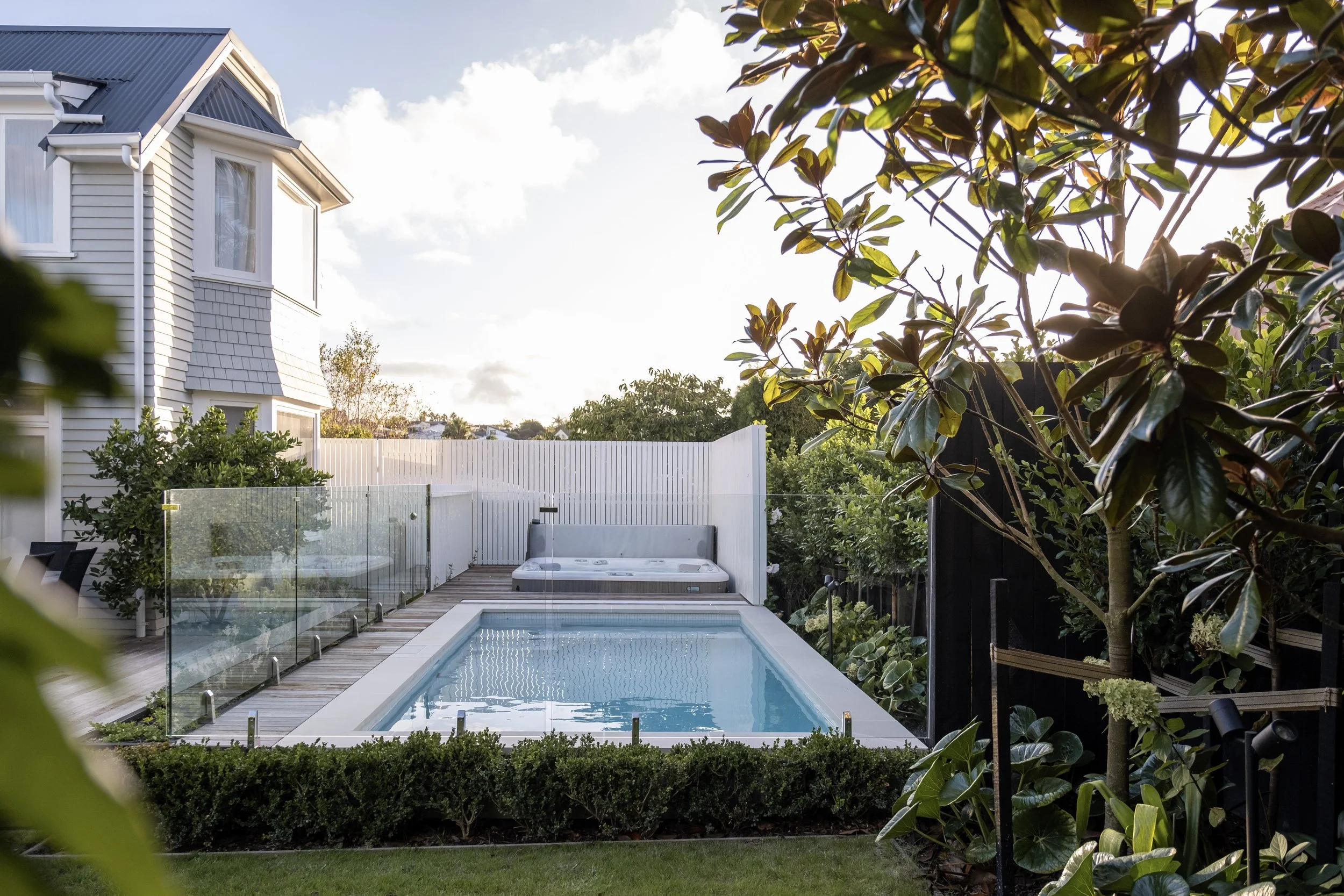 A perfectly proportioned plunge pool with built in spa and spa cover ...