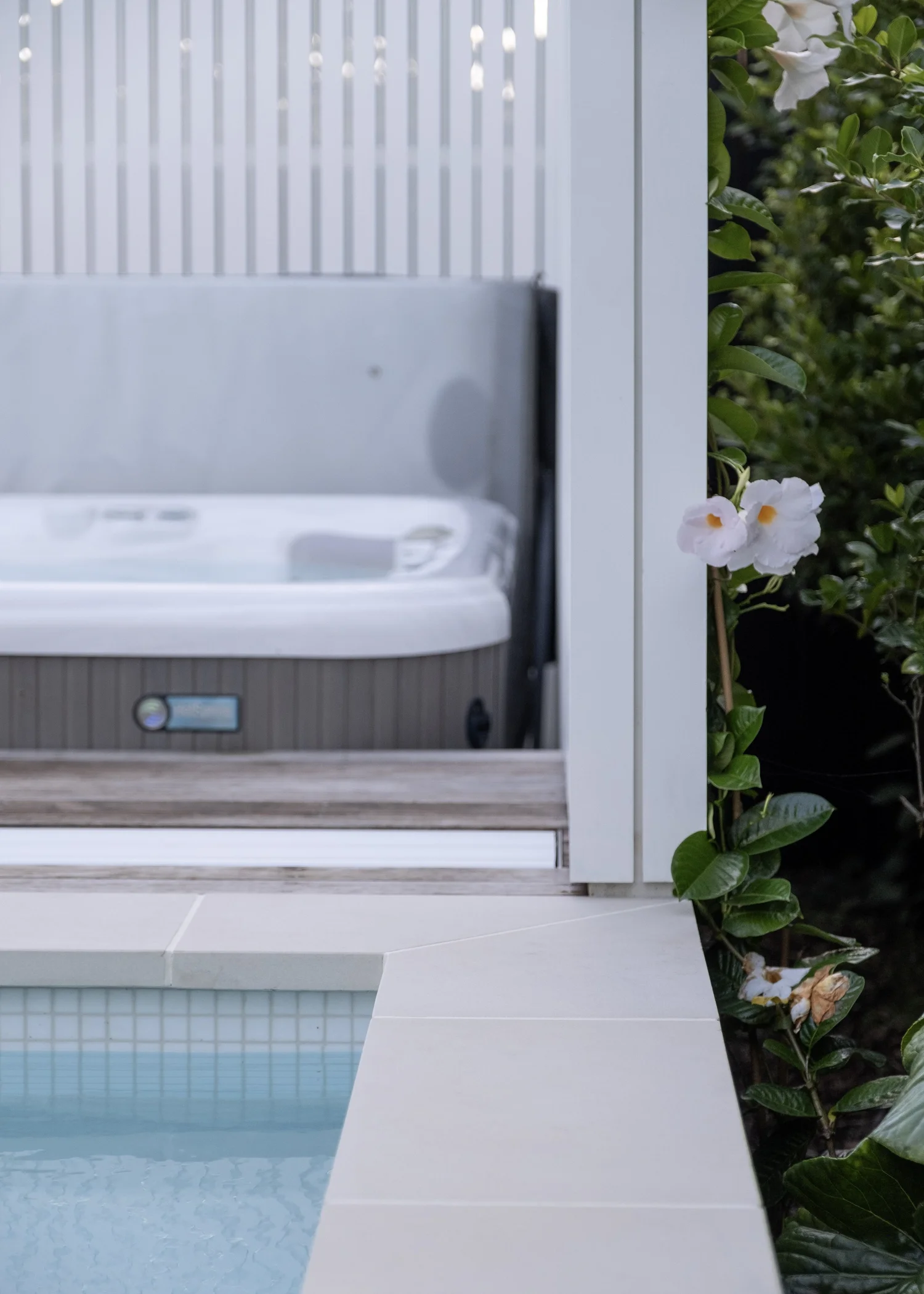 A perfectly proportioned plunge pool with built in spa and spa cover ...