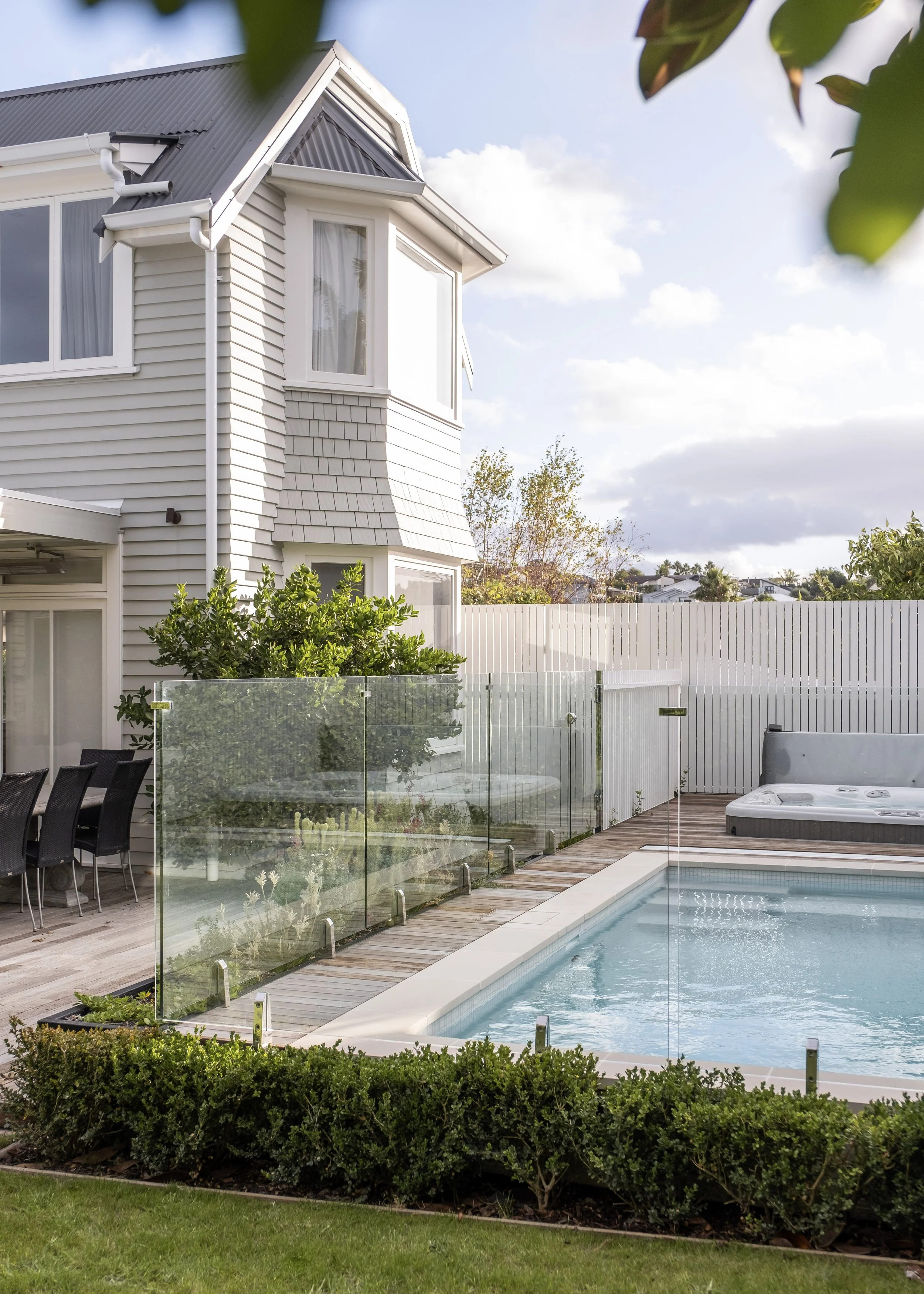 A perfectly proportioned plunge pool with built in spa and spa cover ...
