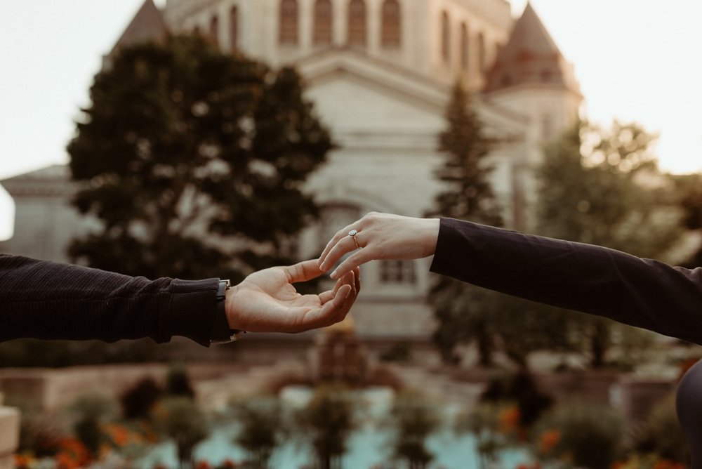 Une séance photo de couple toute en douceur à l’oratoire saint-joseph ...
