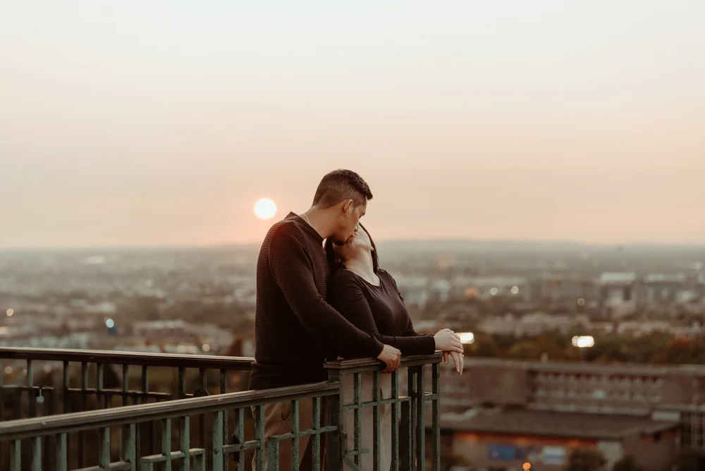 Une séance photo de couple toute en douceur à l’oratoire saint-joseph ...