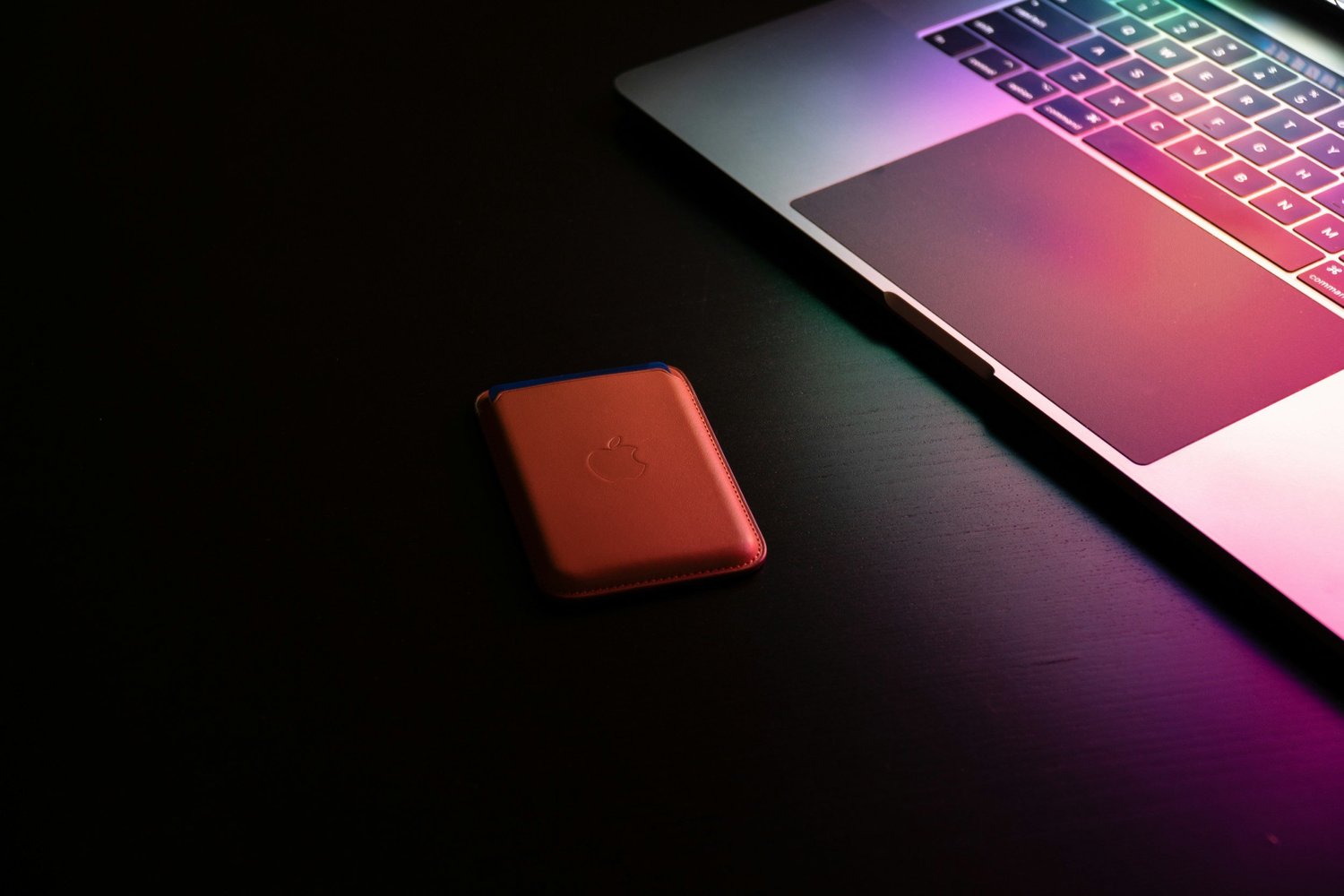 Apple MagSafe Wallet Review – For Both Leather and FineWoven