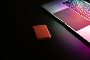 Apple MagSafe Wallet Review – For Both Leather and FineWoven