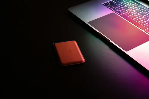 Apple MagSafe Wallet Review – For Both Leather and FineWoven