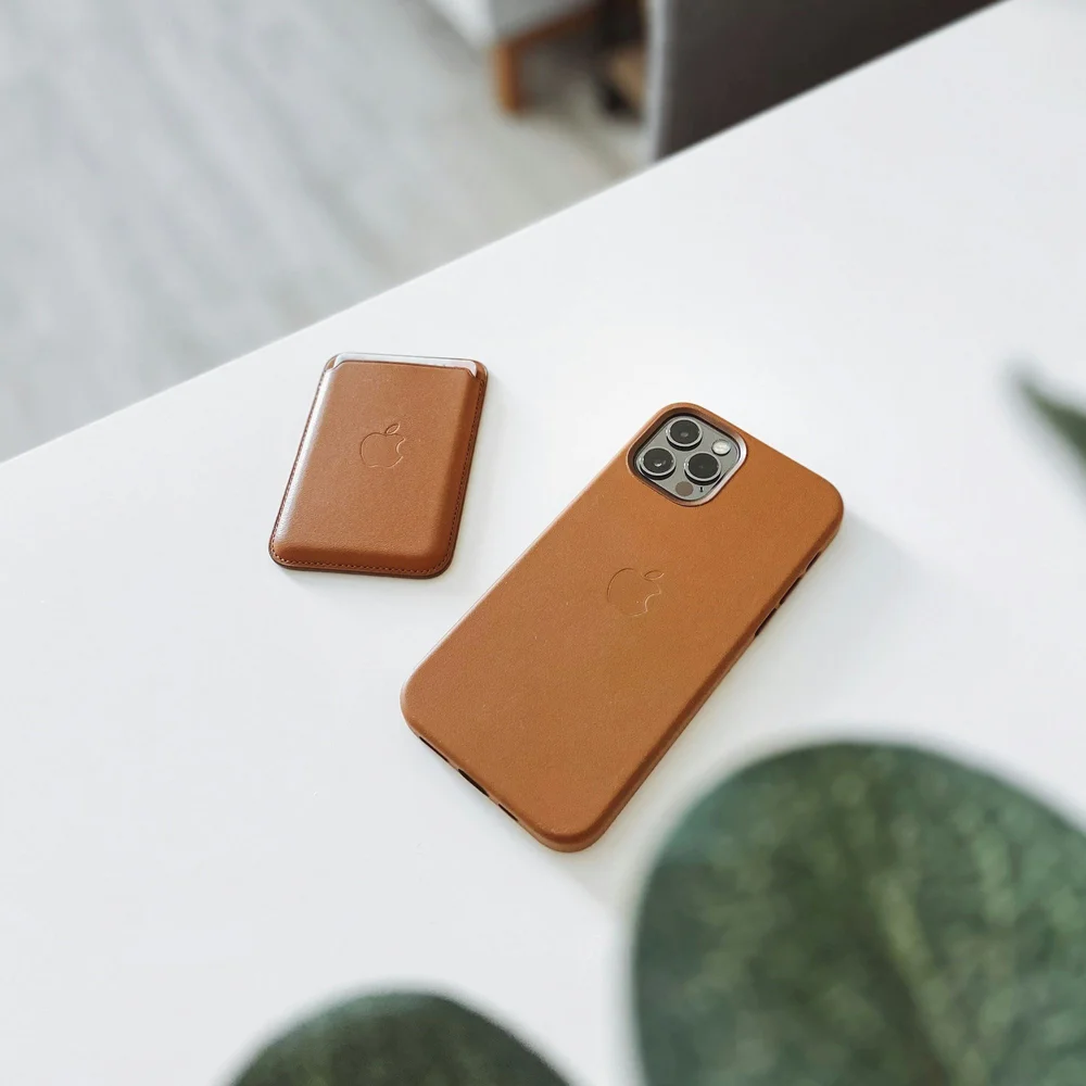 Apple MagSafe Wallet Review – For Both Leather and FineWoven