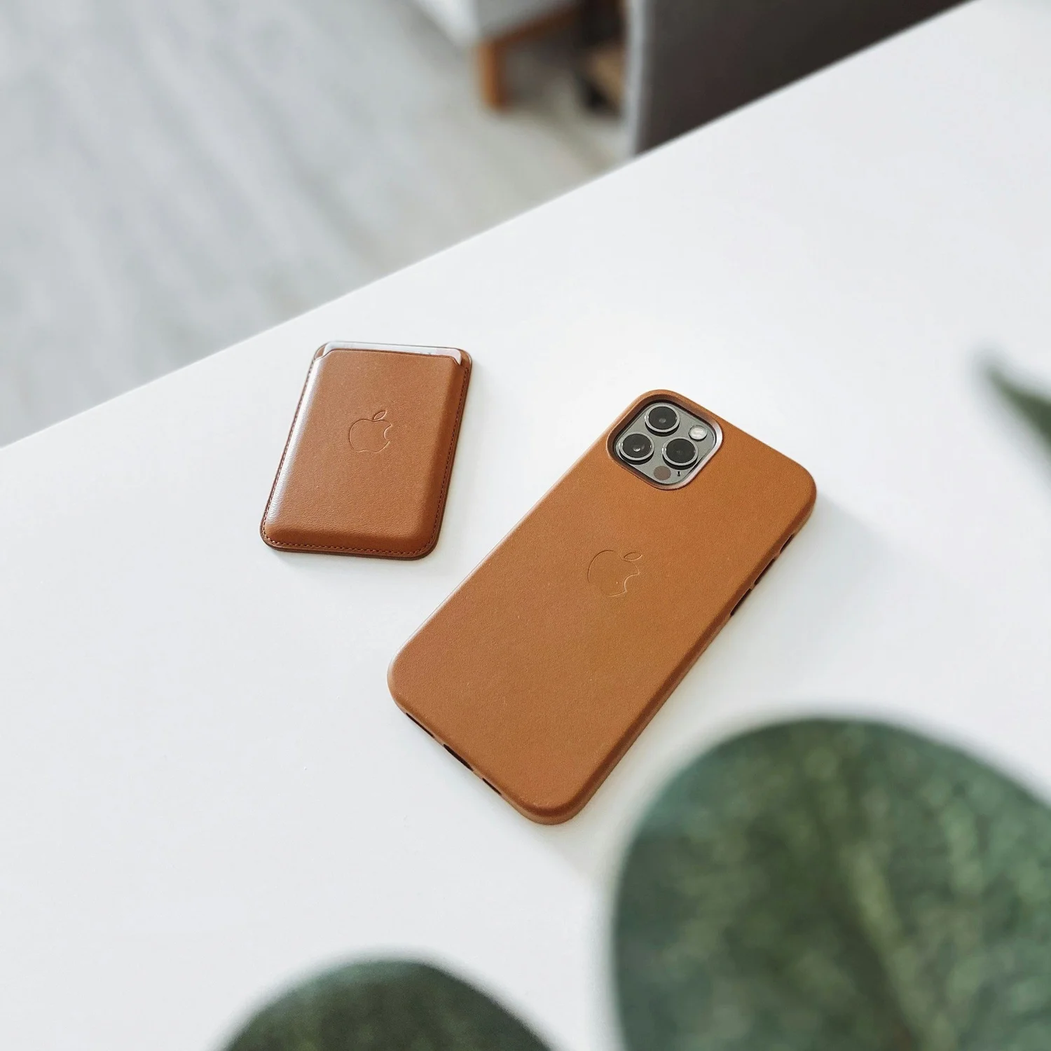 Apple MagSafe Wallet Review – For Both Leather and FineWoven