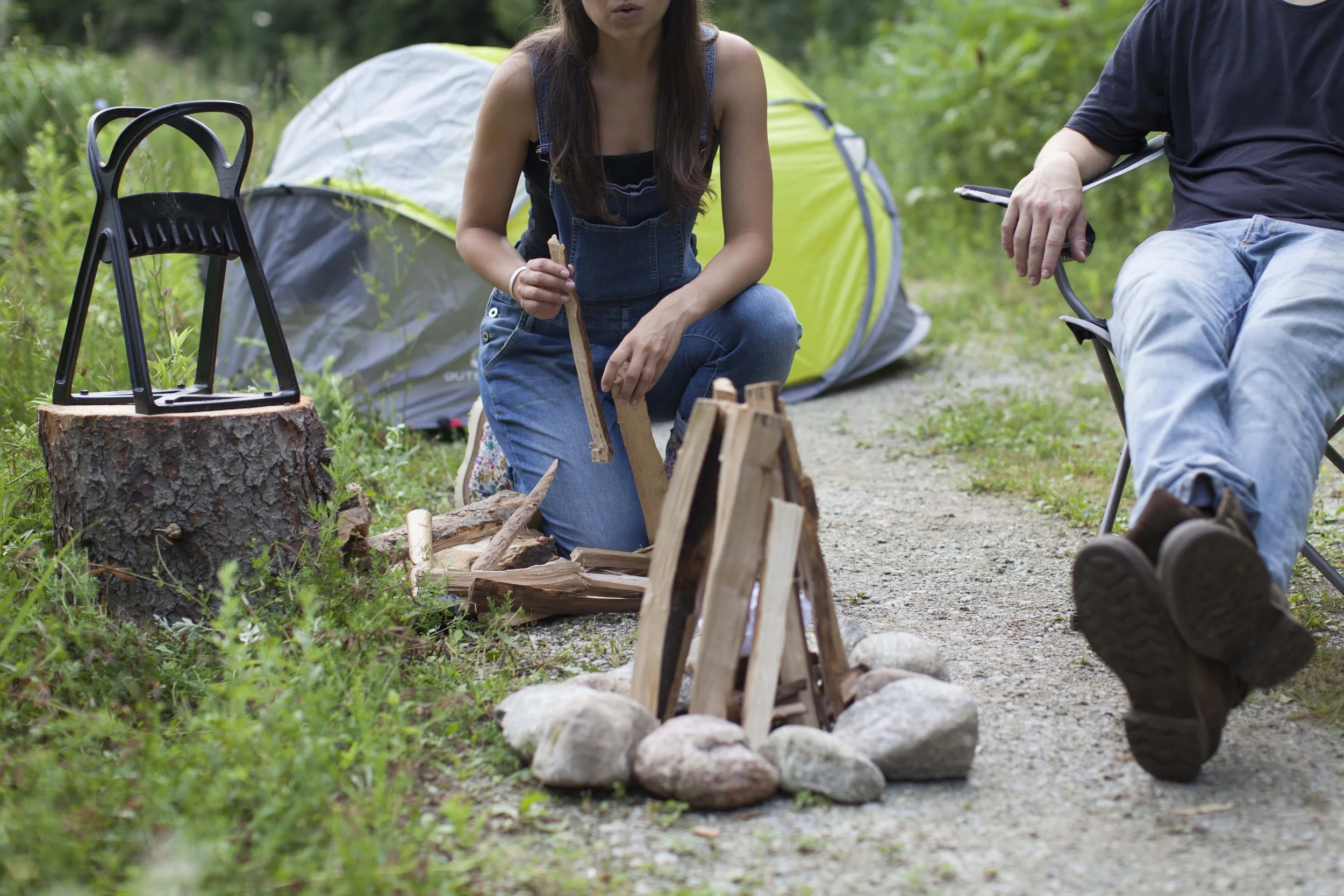 The Best Way to Split Wood for a Fire, According to an Expert — Dad ...