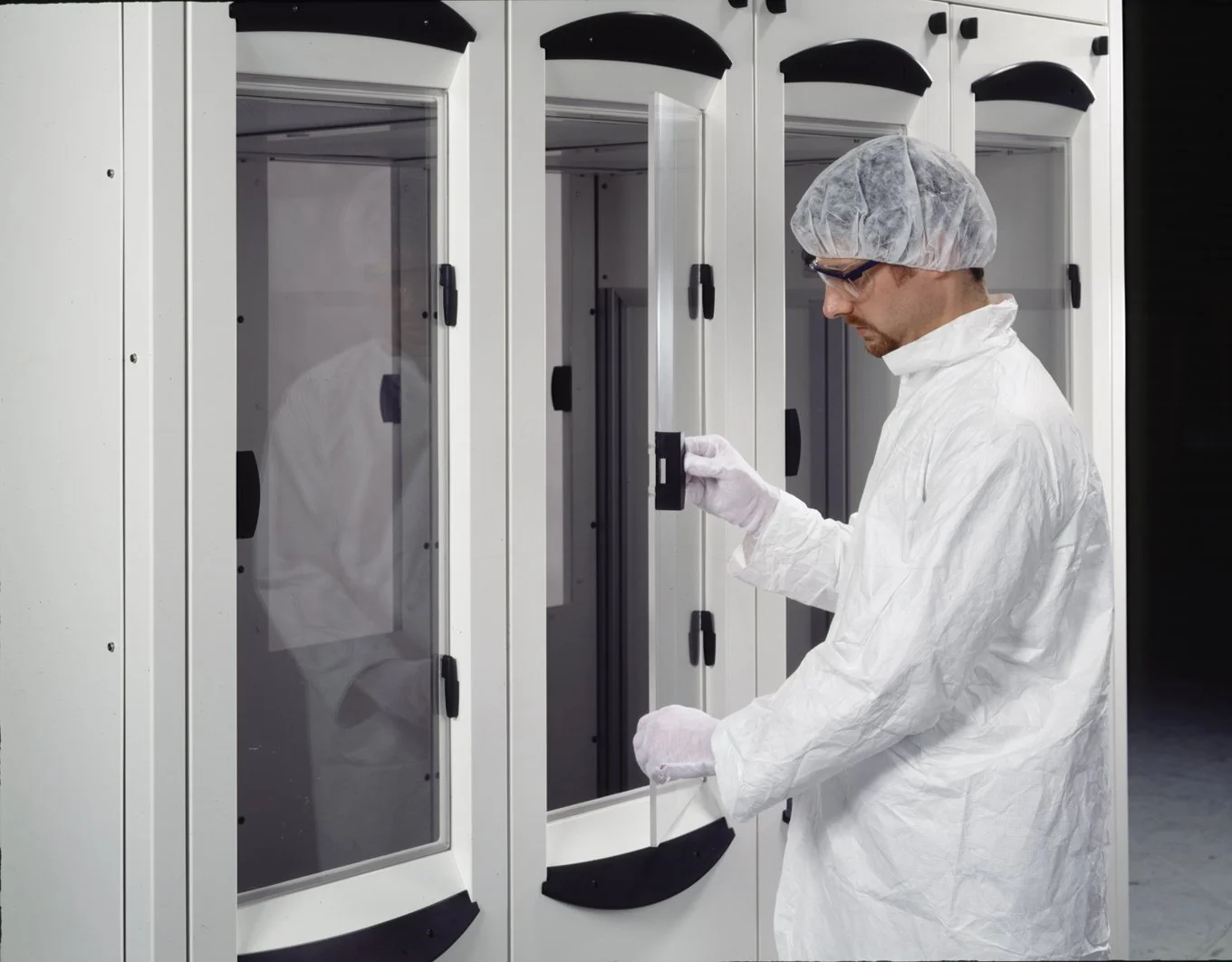 Cleanroom Enclosures & Containment Systems | Hoods, Glove Boxes & More ...