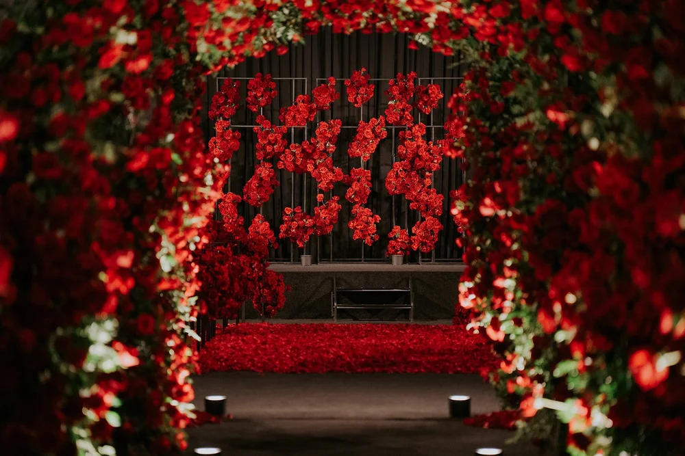 DRAMATIC ROMANCE: A CAPTIVATING BLACK AND RED WEDDING IN LAS VEGAS ...