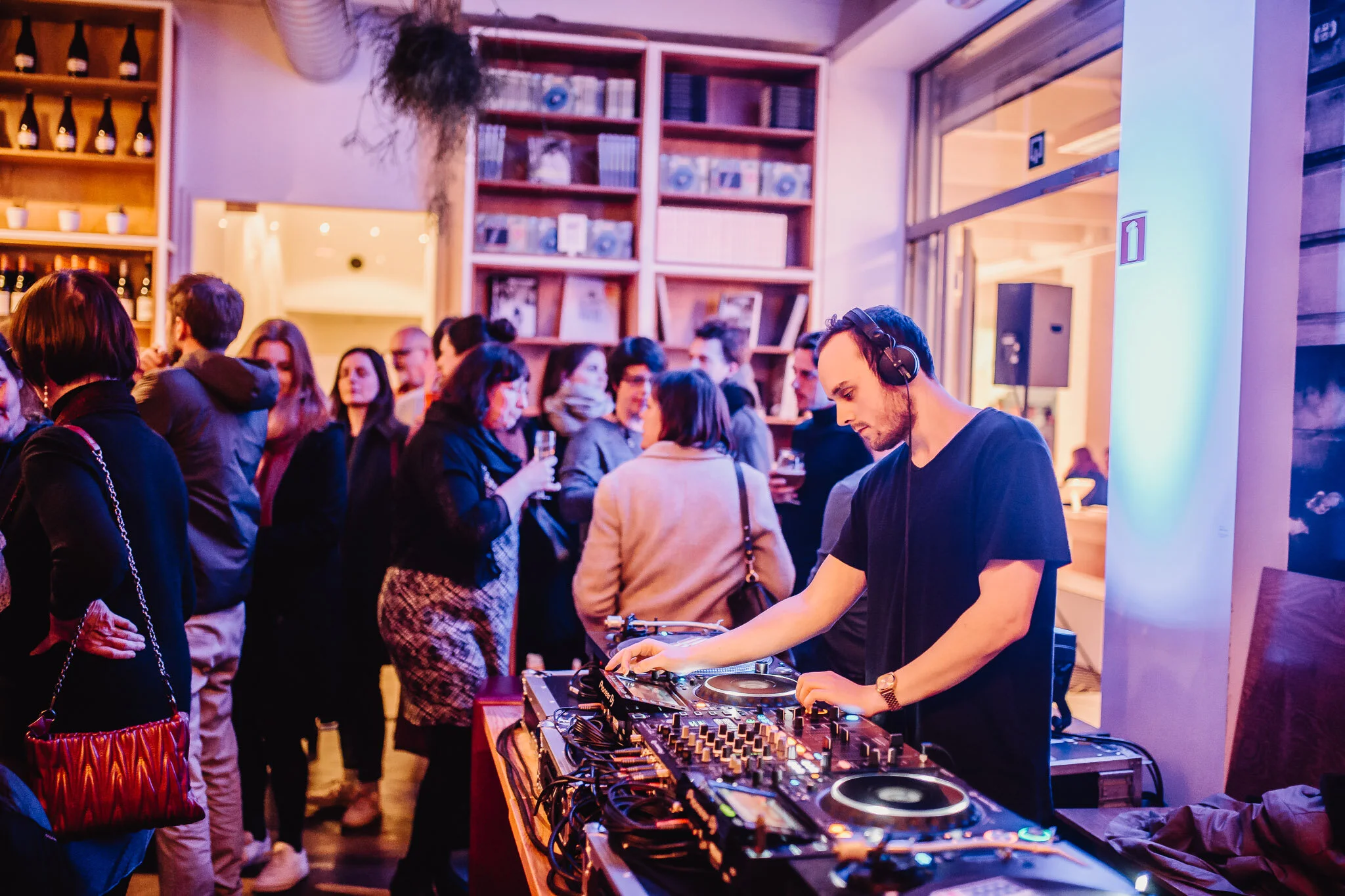 Contact 2 — FOMU cafe