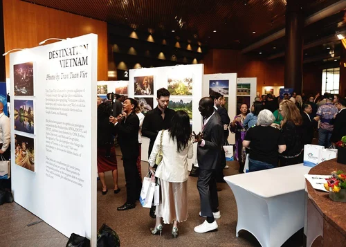 Mobile Gallery / Moveable Walls / Portable Display Walls — Always Lucky ...