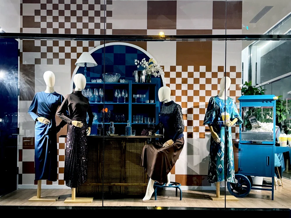 Retail Window Design by Nick Sizemore — Sizemore Color Studios