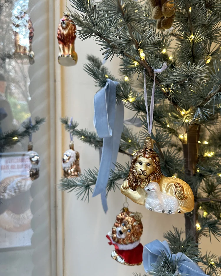 Le Lion Retail Store Window Displays on the Upper East side of ...