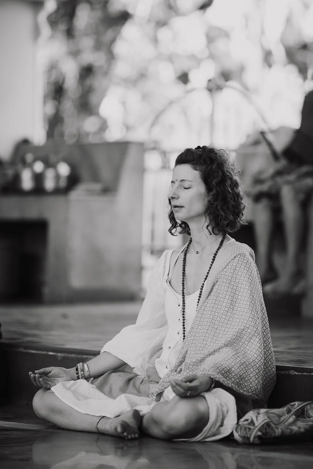 Le son OM (ou AUM) : symbole sacré et vibration universelle — YOGMA