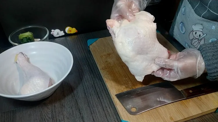White Cut Chicken with Ginger Scallion Sauce 白切鸡姜葱酱| Poached Chicken ...